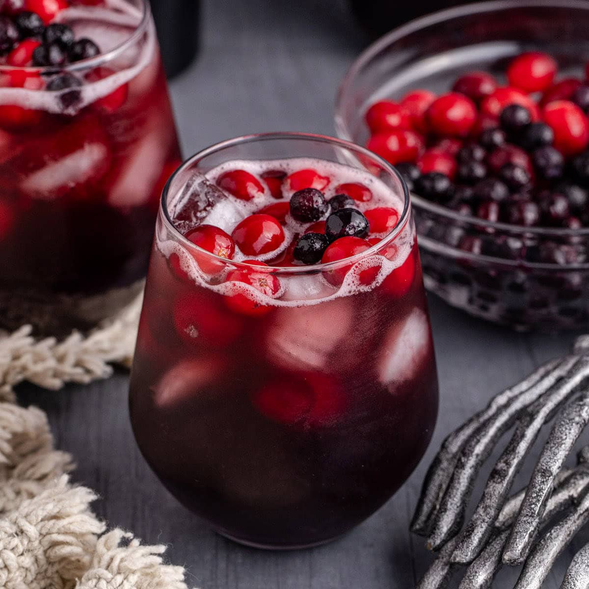 44 Cozy & Festive Holiday Cocktail Ideas To Warm Up Your Season